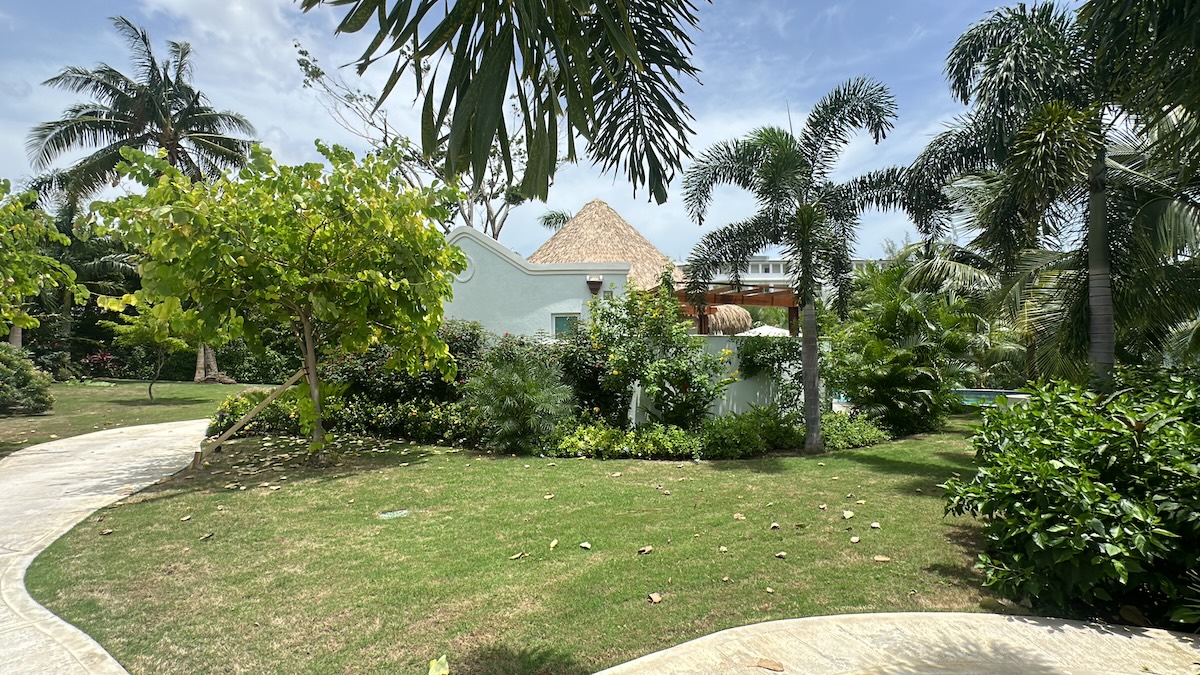 Our Coyaba Villa Swim Up Rondoval w/ Private Pool Sanctuary | Juggling ...