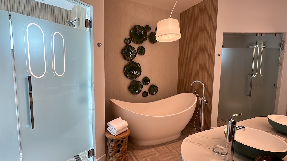 Our Coyaba Villa Swim Up Rondoval w/ Private Pool Sanctuary | Juggling ...